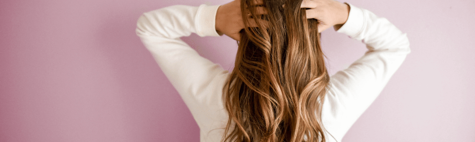 ¿Cómo conseguir un pelo liso, suave y sin frizz? Consejos y tips